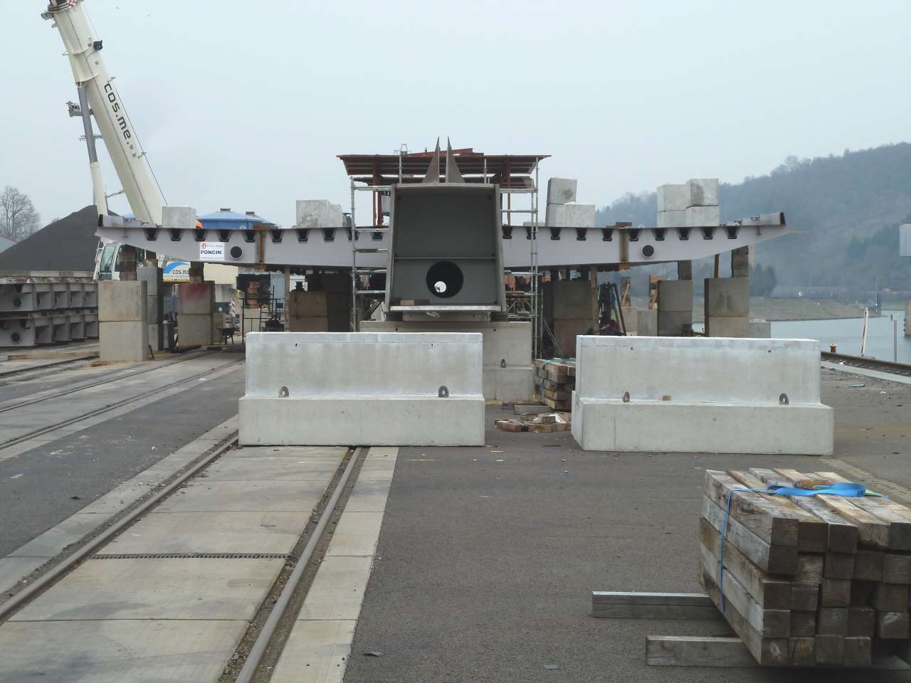 Assemblage sur le quai du Port de Mertert - Galeries - Portail des ...