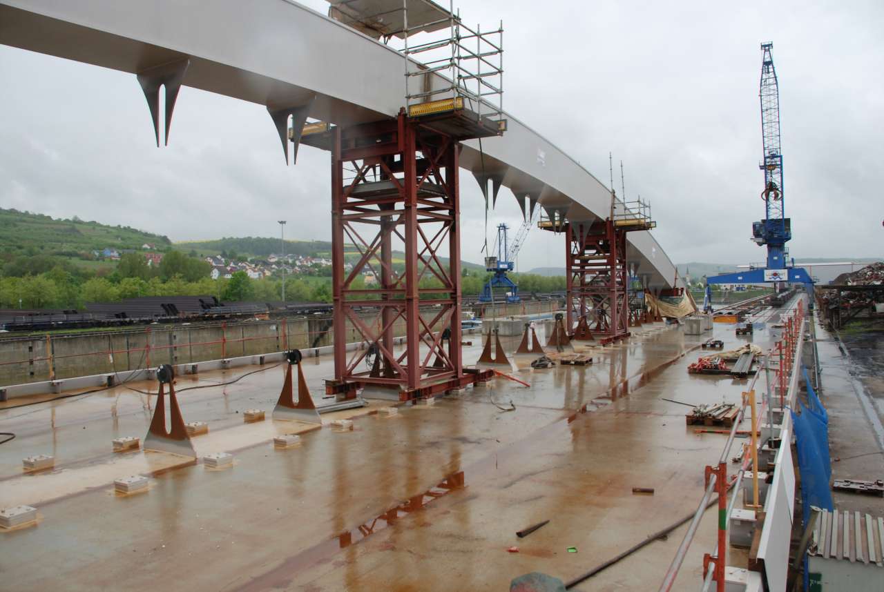 Assemblage sur le quai du Port de Mertert - Galeries - Portail des ...